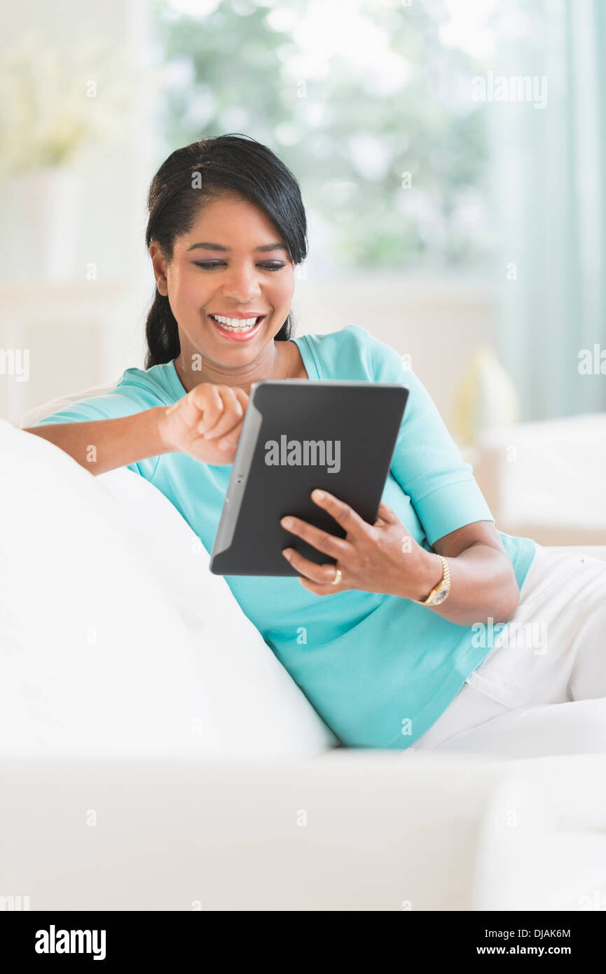 Reading tablet black woman hi-res stock photography and images - Alamy