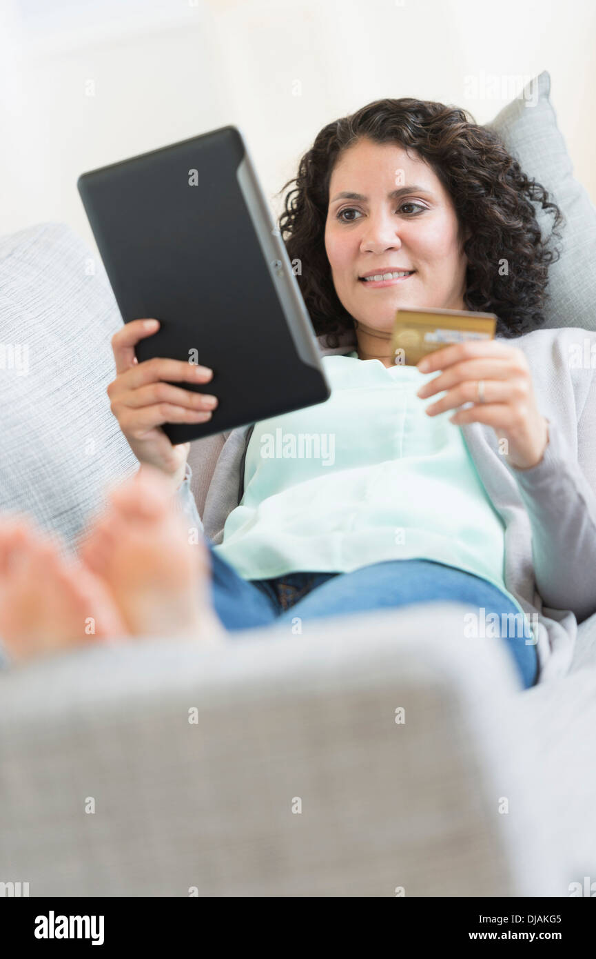 People using tablet credit hi-res stock photography and images - Alamy