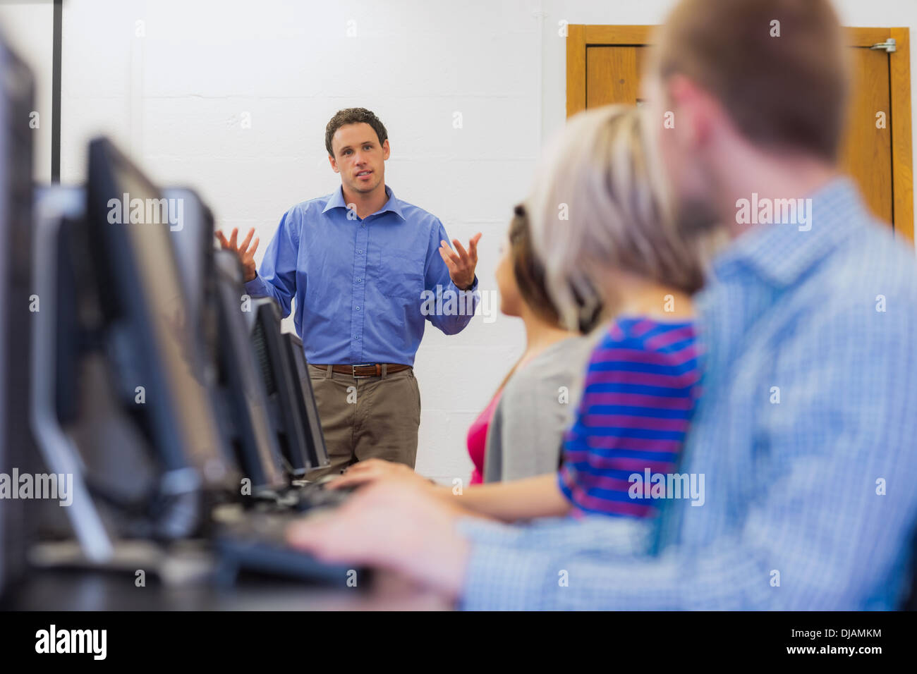 Explaining to students hi-res stock photography and images - Alamy