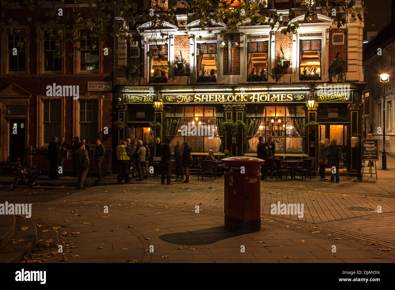 Sherlock holmes pub at night hi-res stock photography and images - Alamy