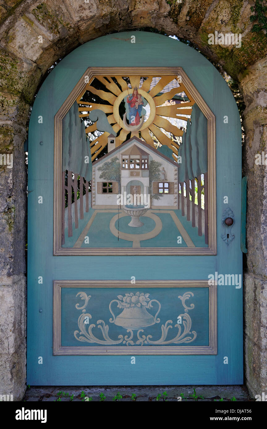 Carved wood gates hi-res stock photography and images - Alamy