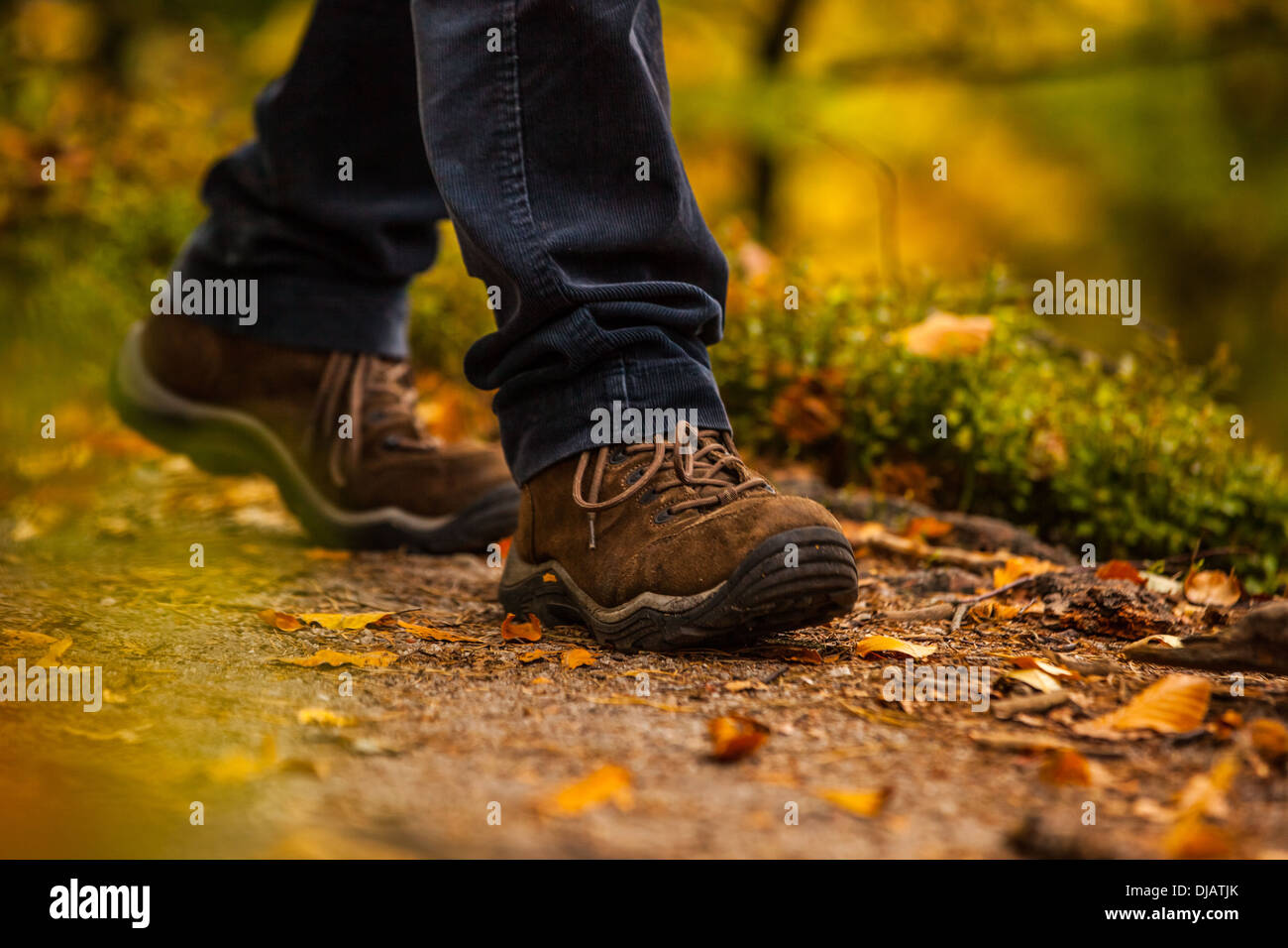 Narrow walkway hi-res stock photography and images - Alamy