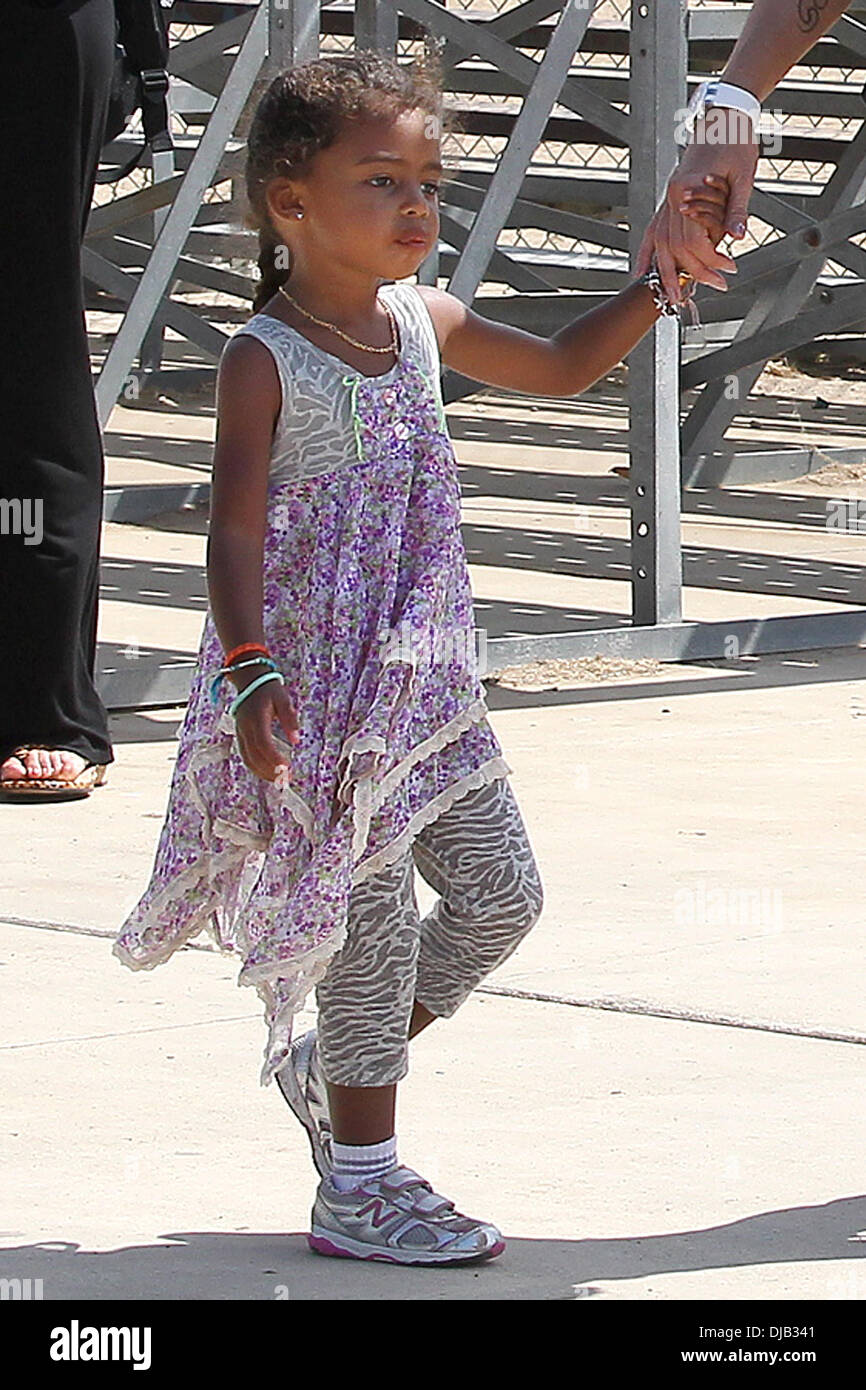 Lou Samuel leaving her brother's soccer game in Brentwood with her ...