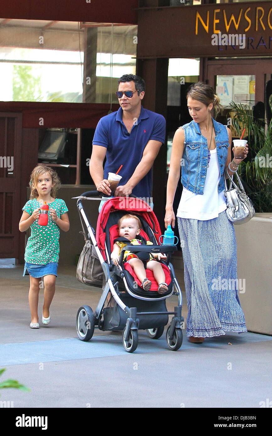 Jessica Alba, Cash Warren, Honor Marie Warren, and Haven Garner Warren ...