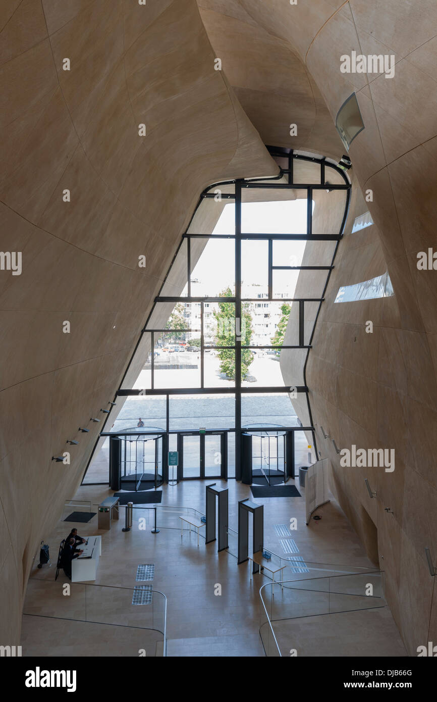 Security guard museum hi-res stock photography and images - Alamy