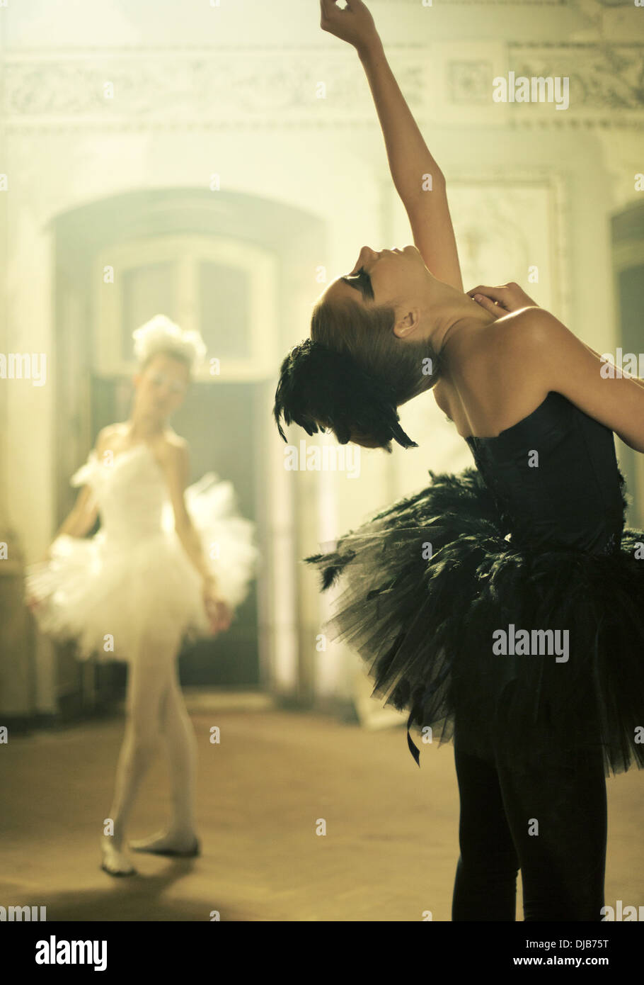 Two modern female dancers hi-res stock photography and images - Alamy