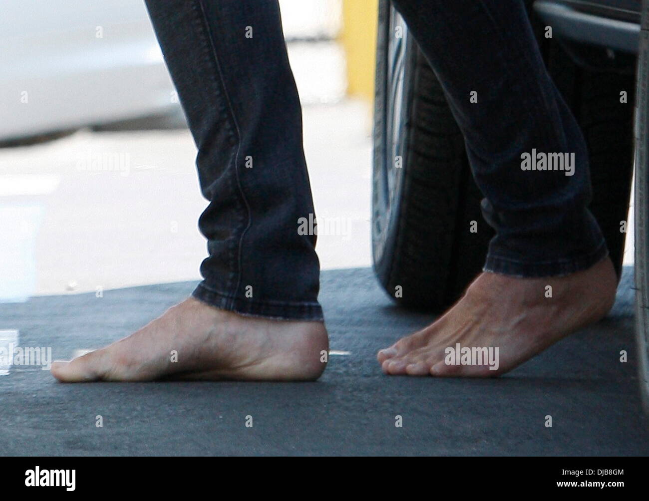 Russell Brand arrives barefoot to his Hollywood yoga class Los Angeles ...