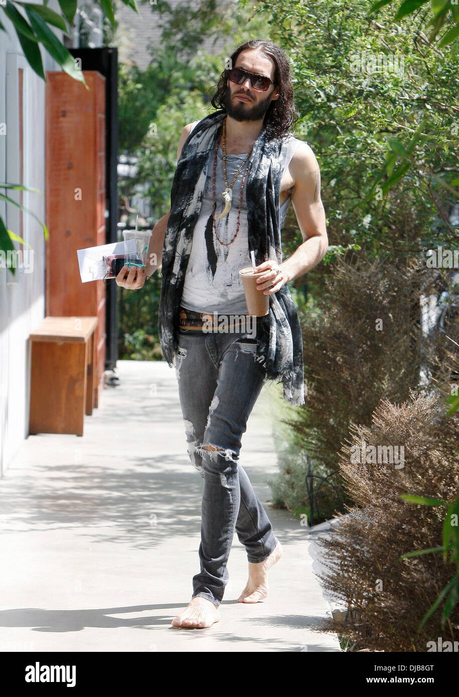 Russell Brand arrives barefoot to his Hollywood yoga class Los Angeles ...