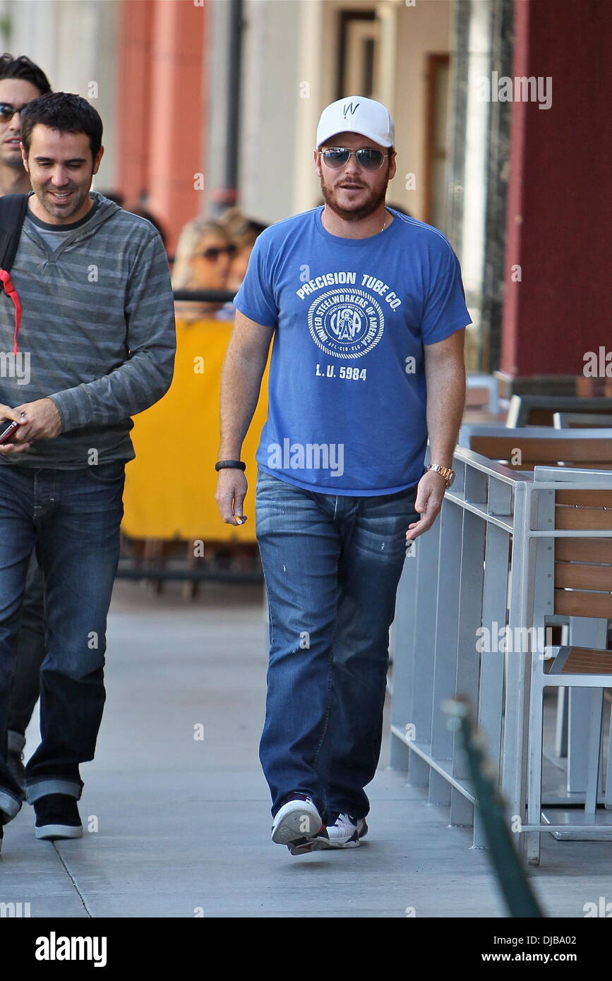 Actor Kevin Connolly smokes an electric cigarette while having lunch ...