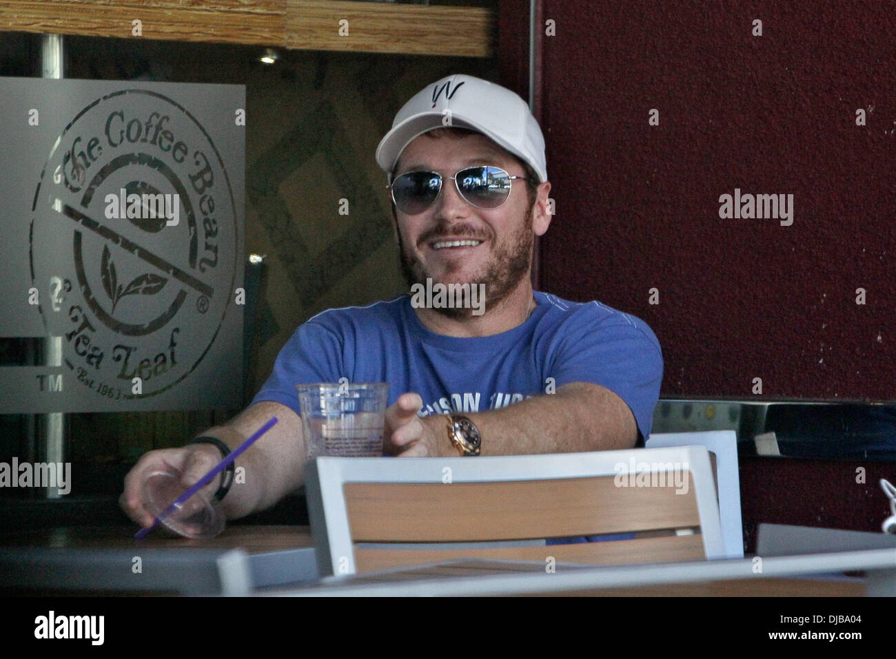 Actor Kevin Connolly smokes an electric cigarette while having lunch ...