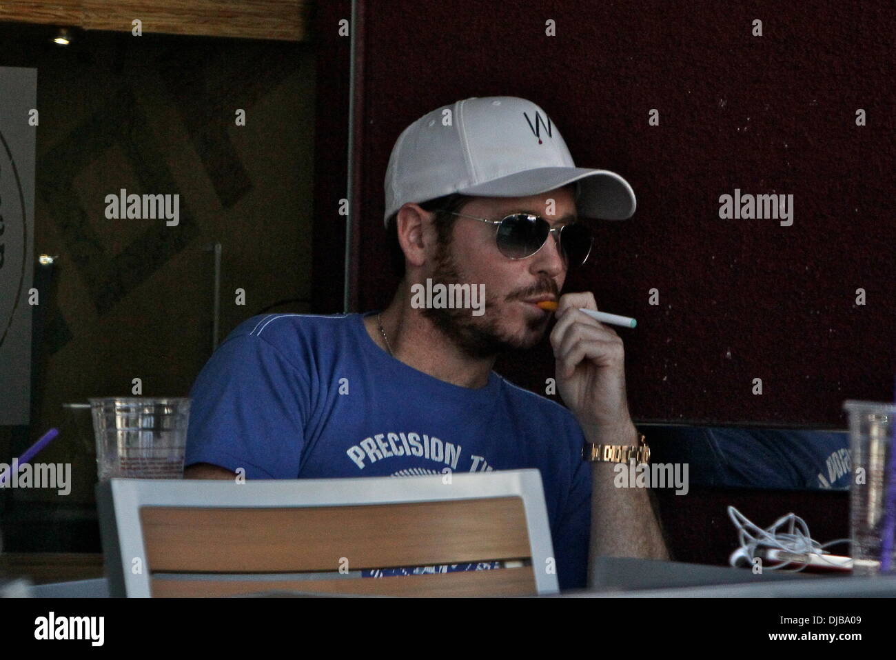 Actor Kevin Connolly smokes an electric cigarette while having lunch ...