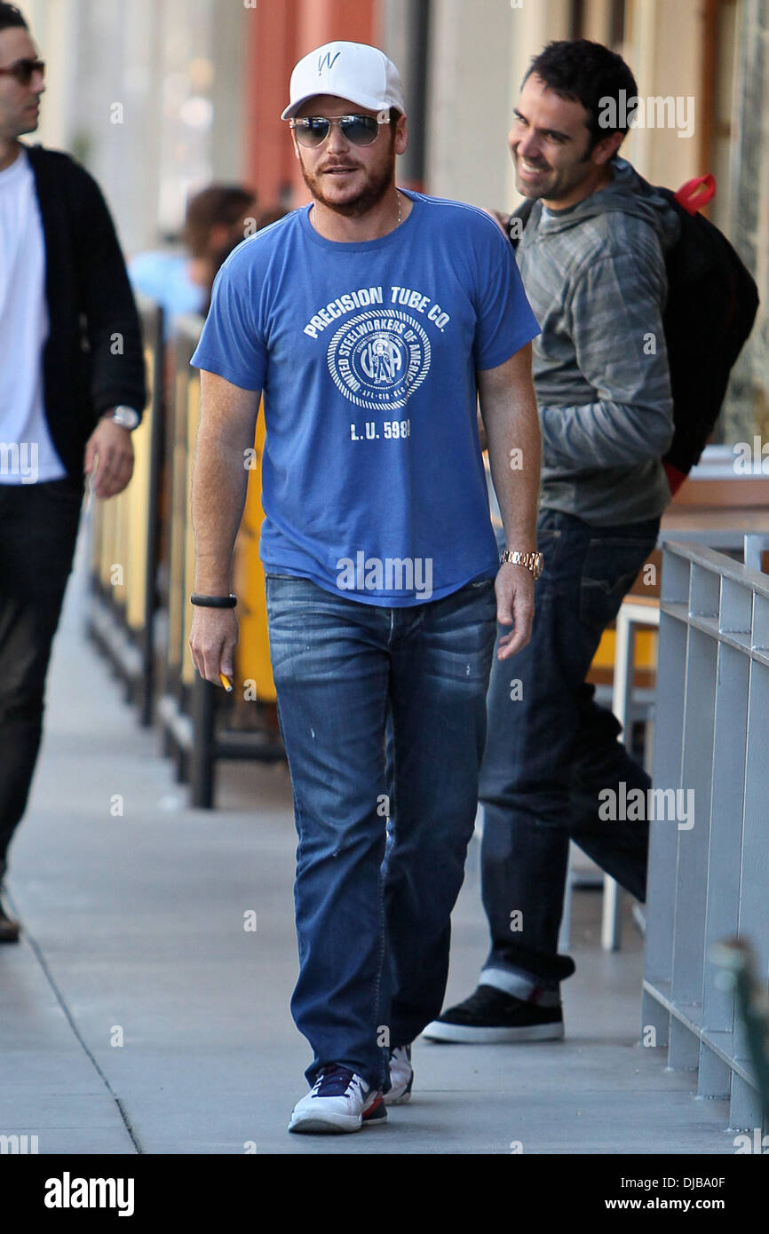 Actor Kevin Connolly smokes an electric cigarette while having lunch ...