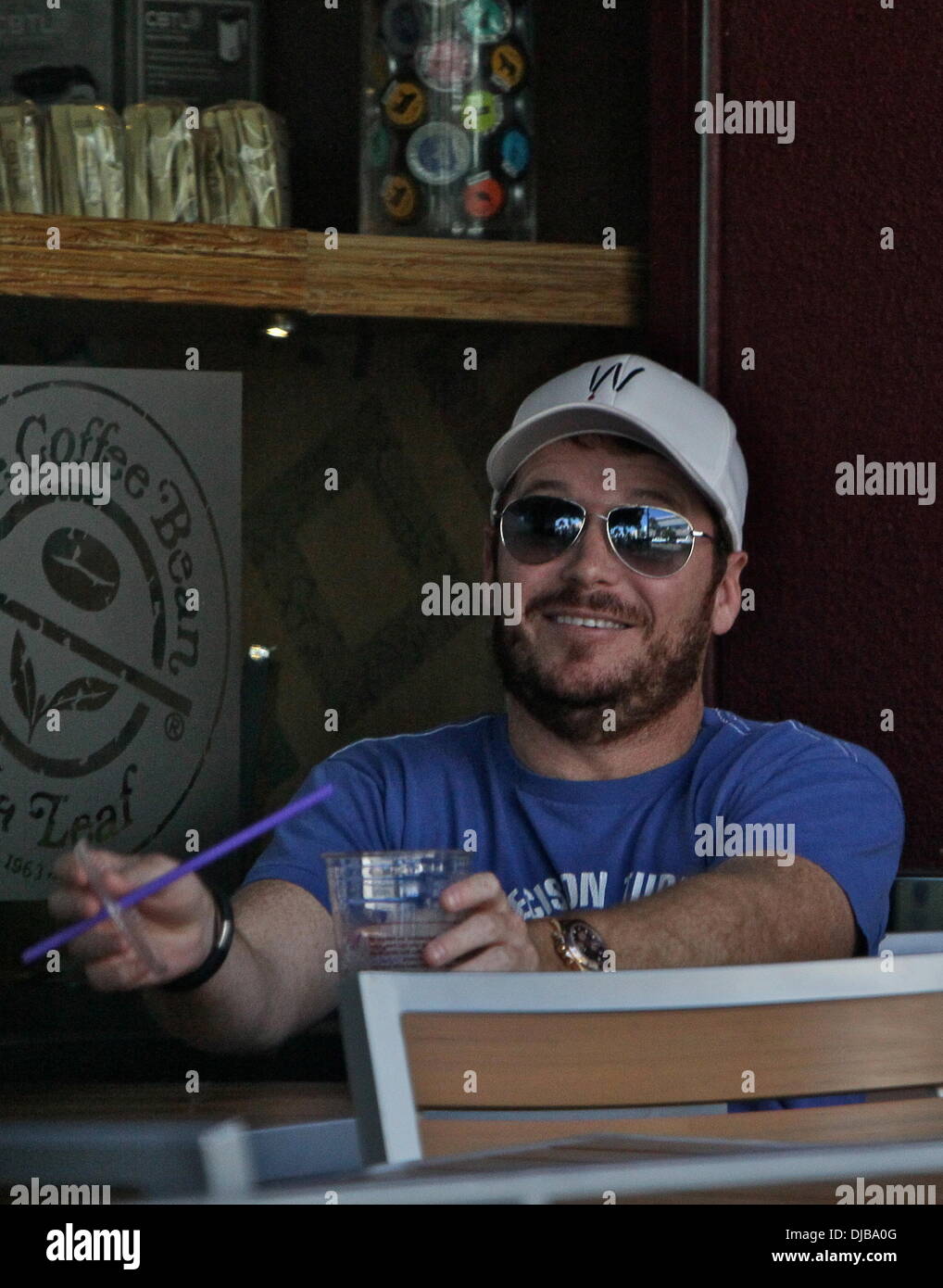Actor Kevin Connolly smokes an electric cigarette while having lunch ...