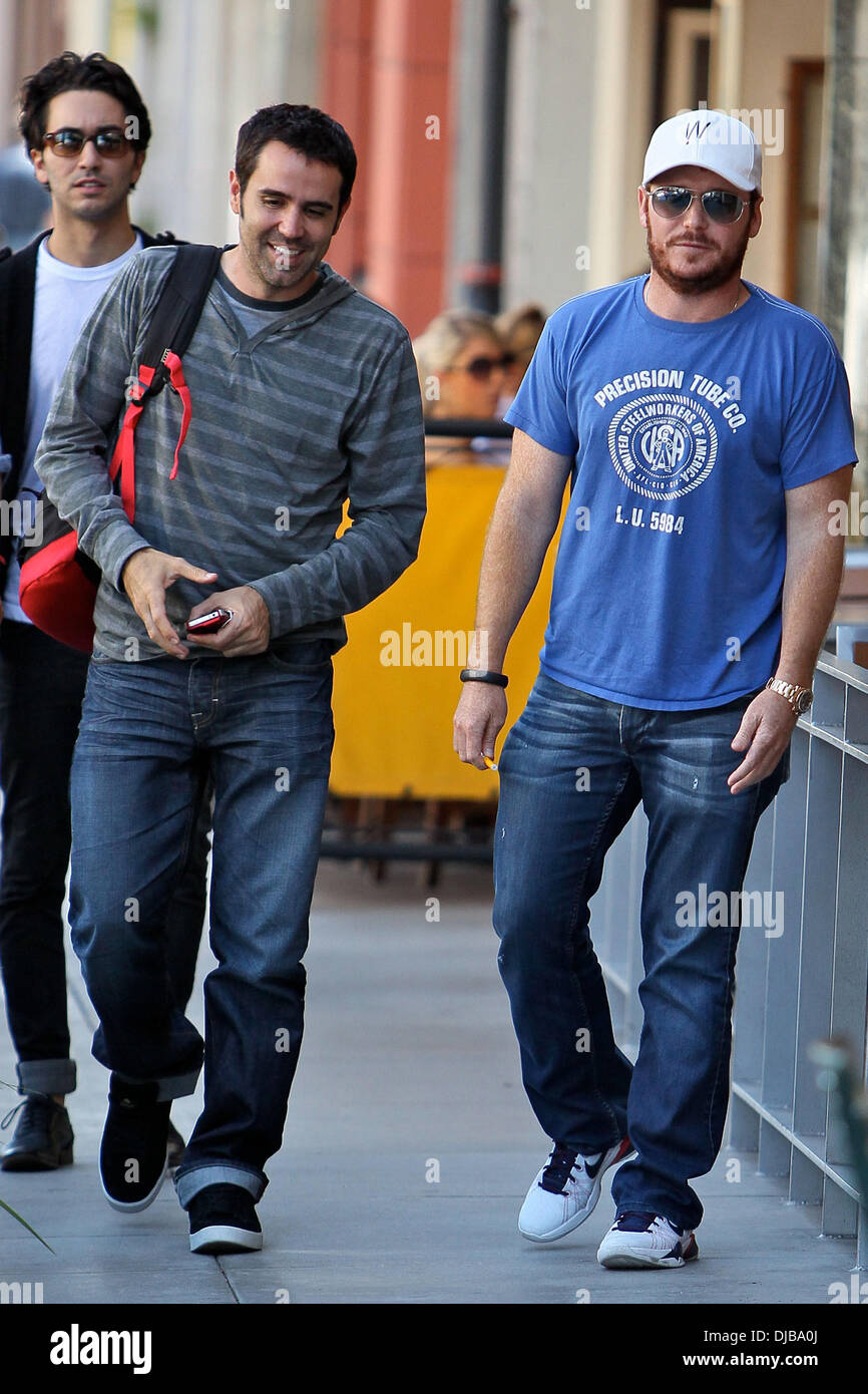 Actor Kevin Connolly smokes an electric cigarette while having lunch ...