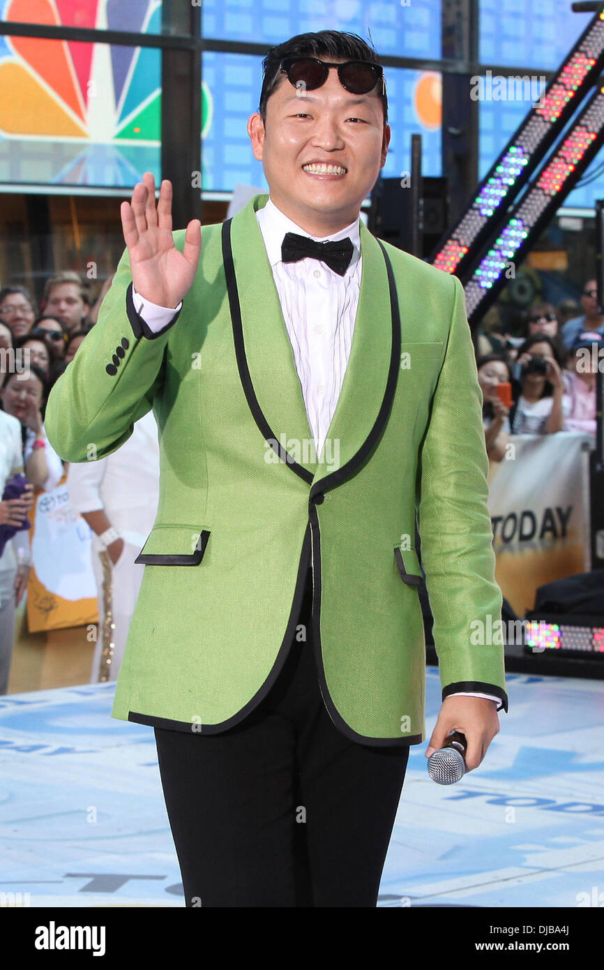 South Korean rapper PSY performs "Gangnam Style" live at Rockefeller ...