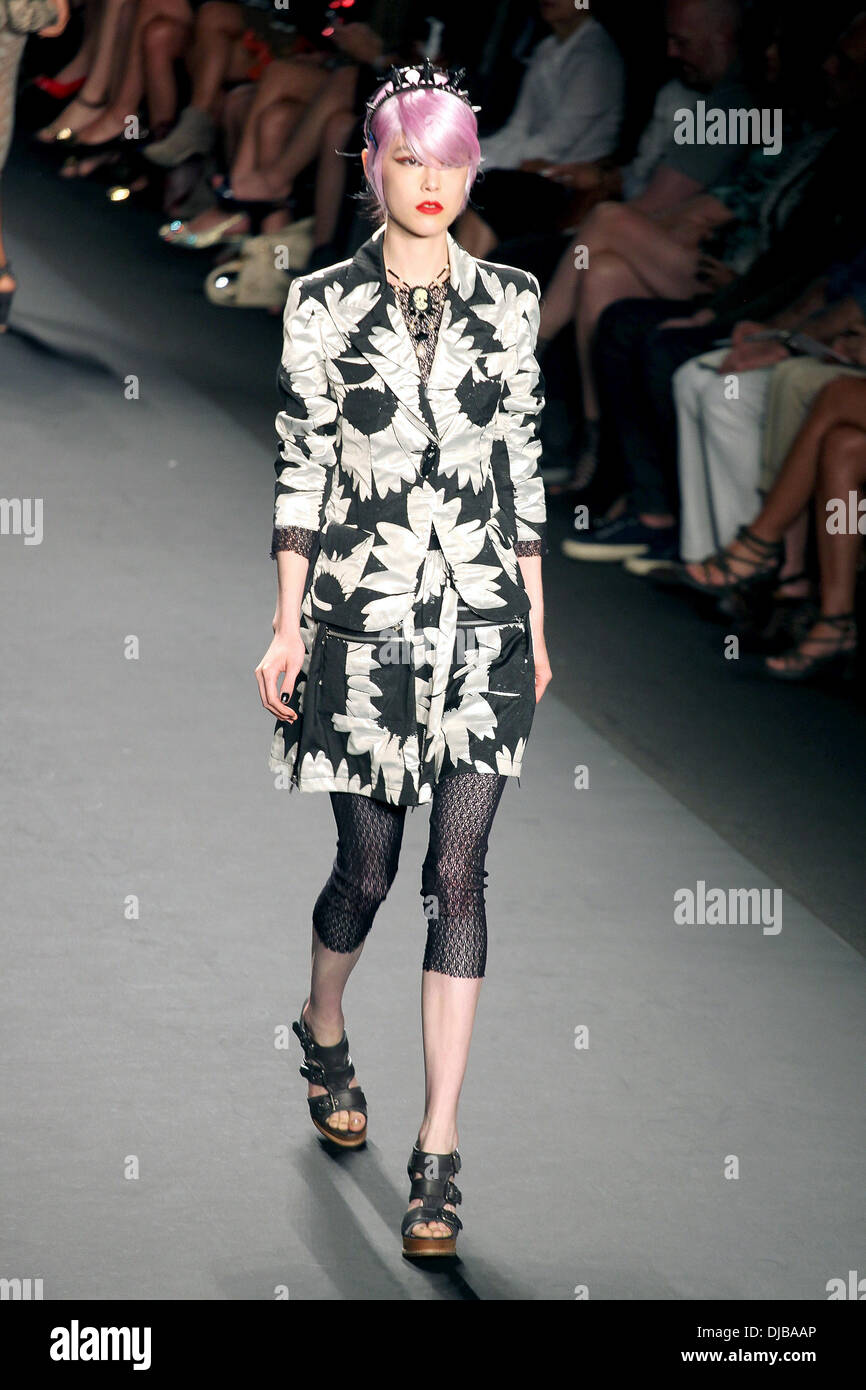Model Mercedes-Benz New York Fashion Week Spring/Summer 2013 - Anna Sui ...
