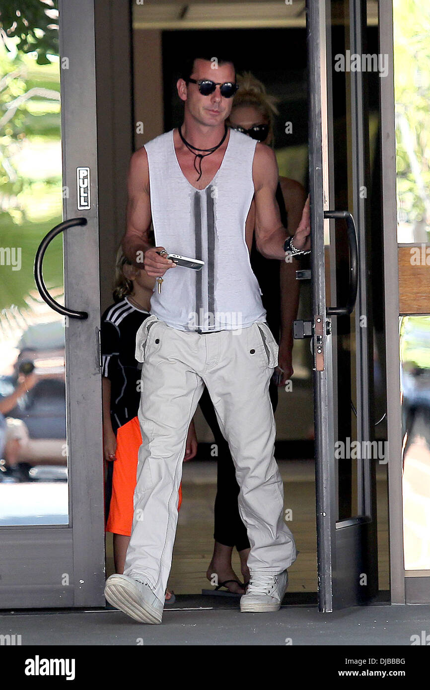 Gavin Rossdale leaves an office building in Sherman Oaks with his wife ...