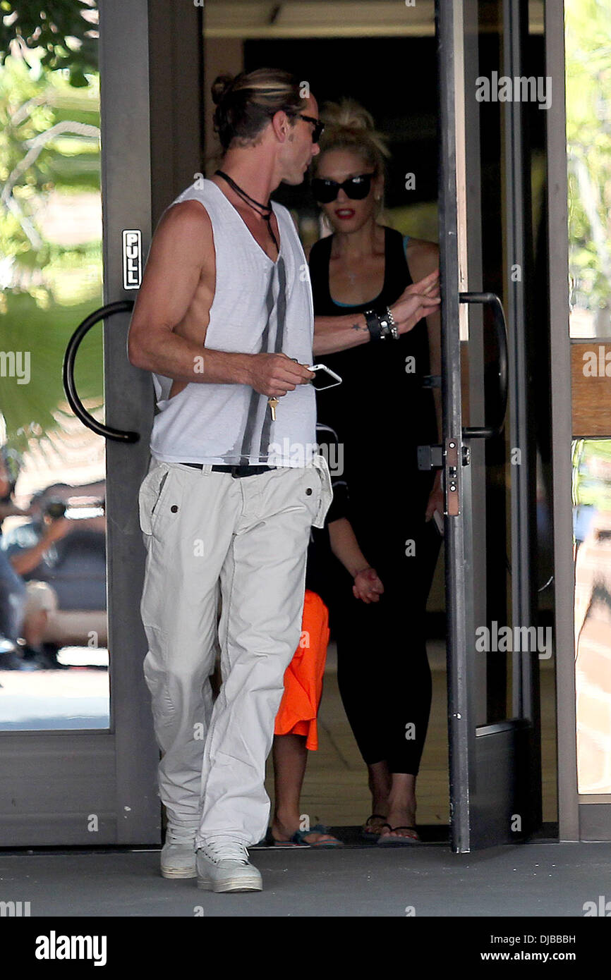 Gavin Rossdale and Gwen Stefani leave an office building in Sherman ...