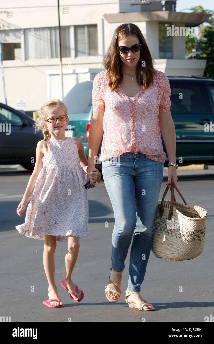 Jennifer Garner and daughter Violet Affleck spend the day at a farmers ...