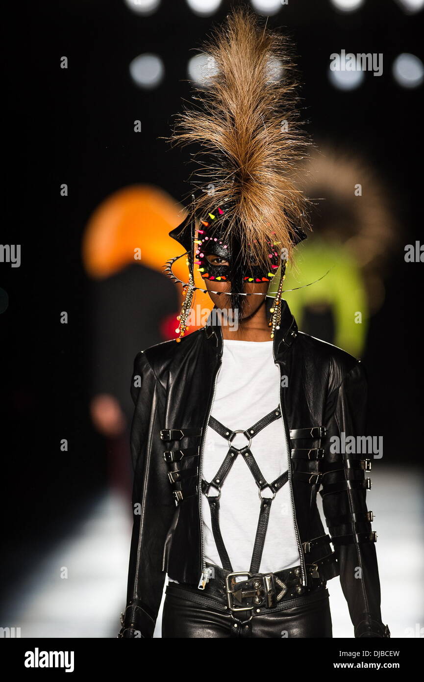 Model London Fashion Week Spring/Summer 2013 - Philip Treacy - Catwalk ...