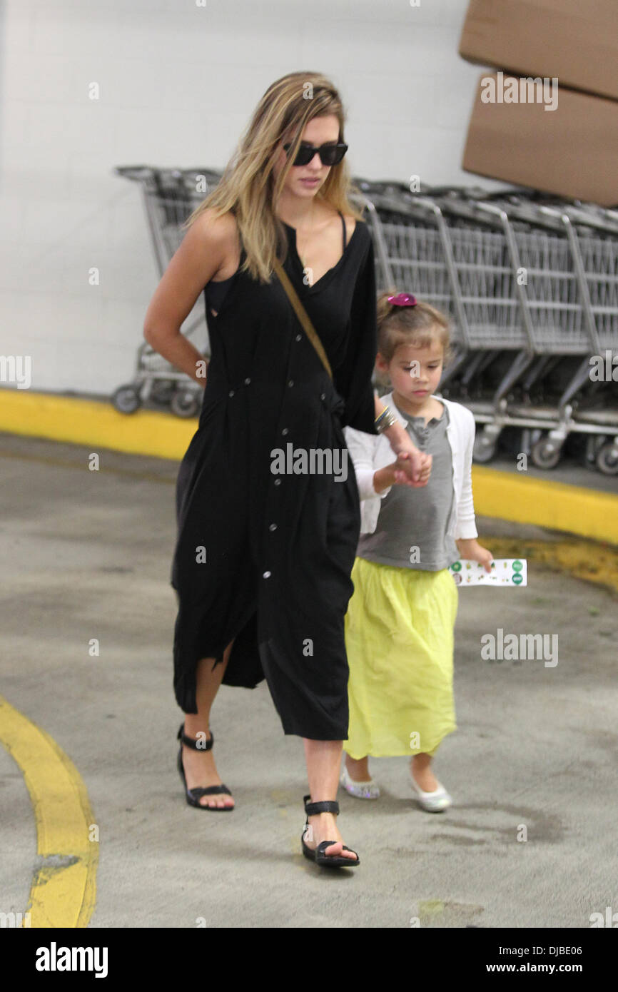 Jessica Alba and Honor Marie Warren make a donation to Baby2Baby in Los ...