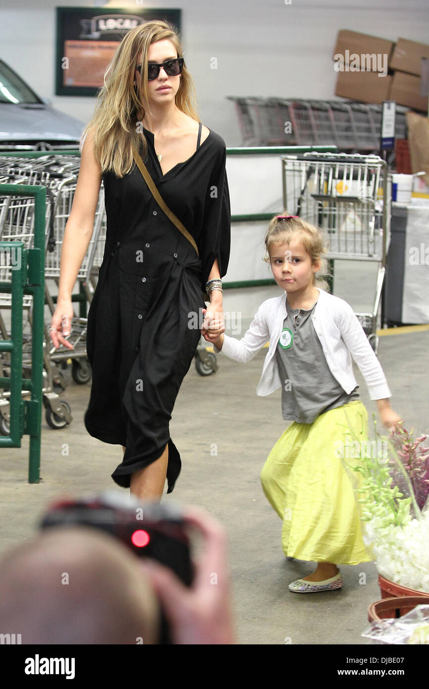 Jessica Alba and Honor Marie Warren make a donation to Baby2Baby in Los ...