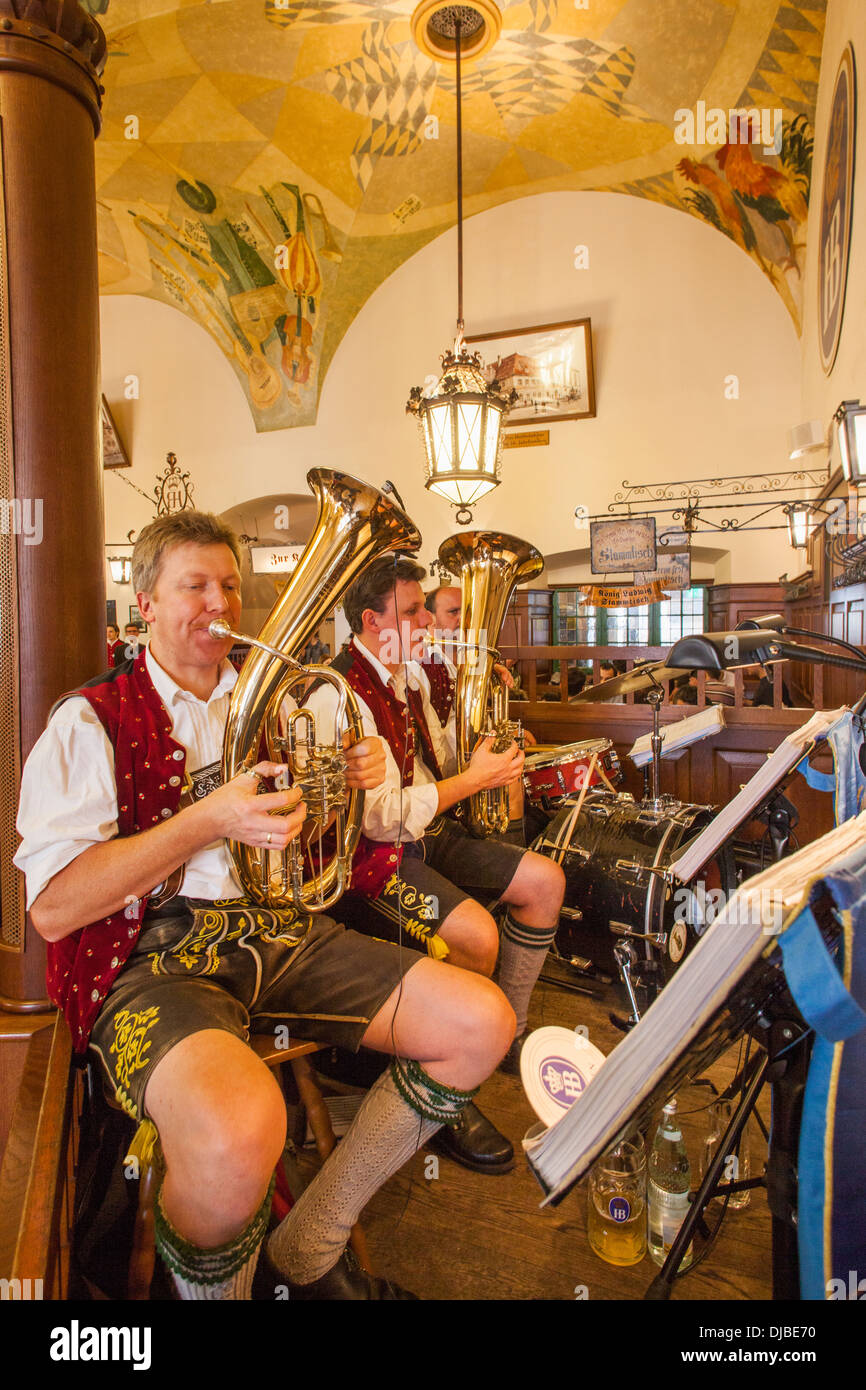Traditional german musicians hi-res stock photography and images - Alamy
