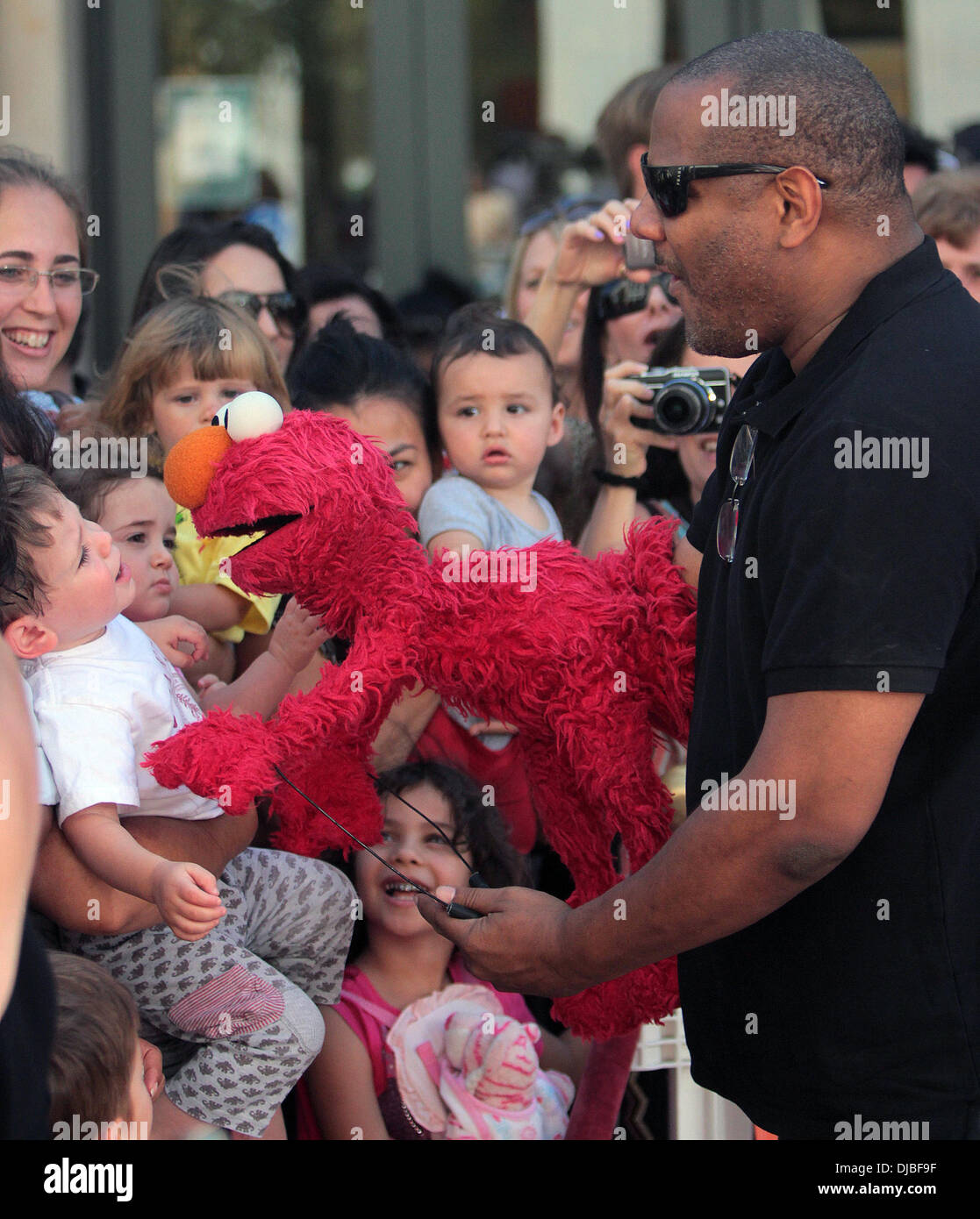 Elmo and kevin clash hi-res stock photography and images - Alamy