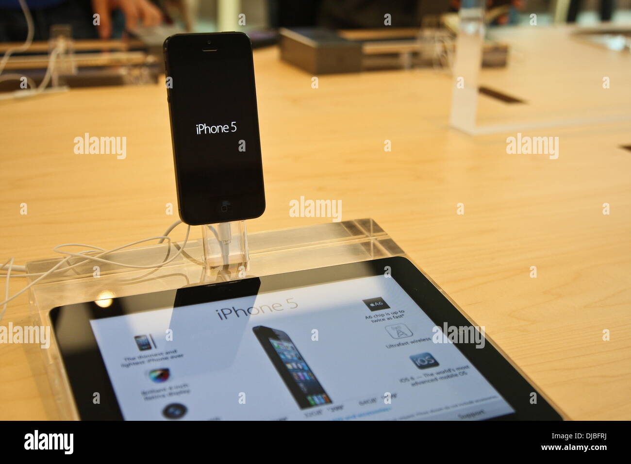 Atmosphere The new iPhone 5 on display in the Apple Store in Soho ...