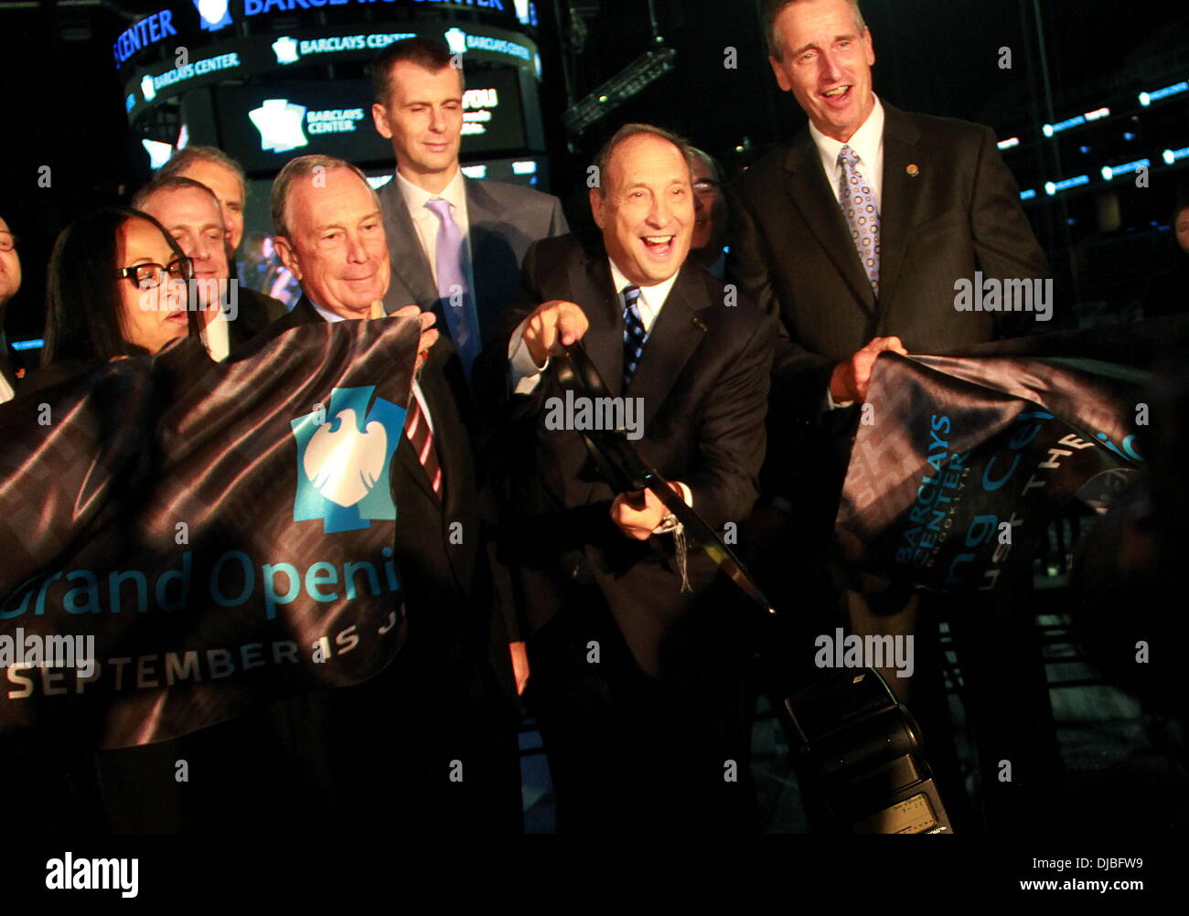 Mayor ribbon cutting ceremony hi-res stock photography and images - Alamy