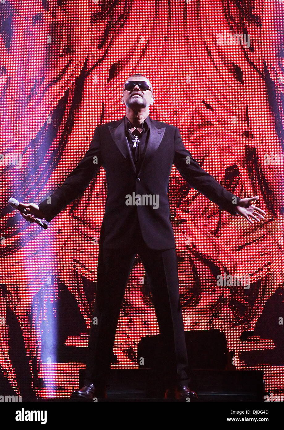 George Michael performing his Symphonica Tour at Manchester Evening ...