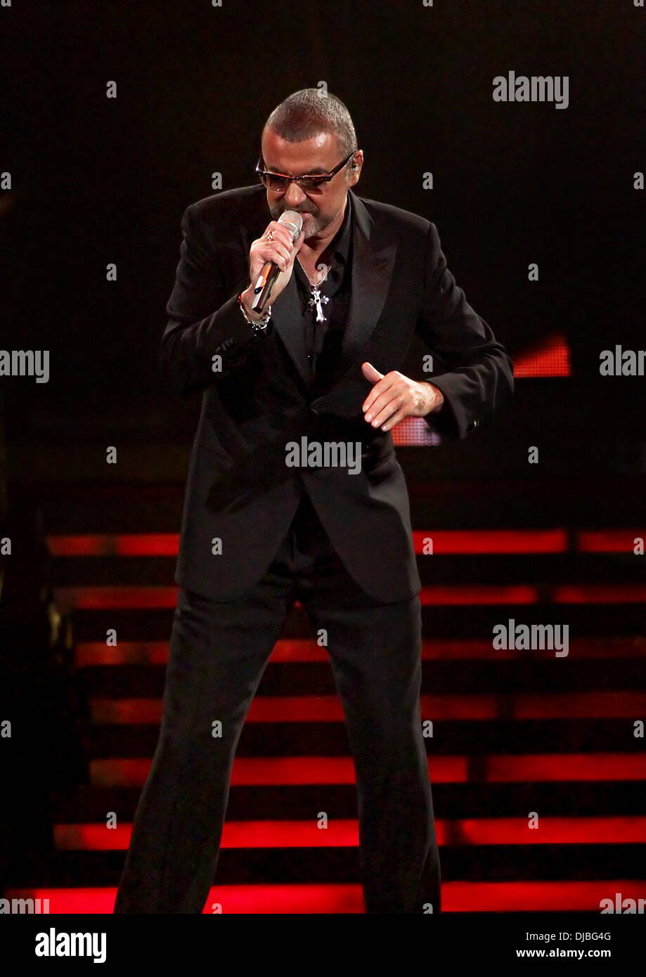 George Michael performing his Symphonica Tour at Manchester Evening ...