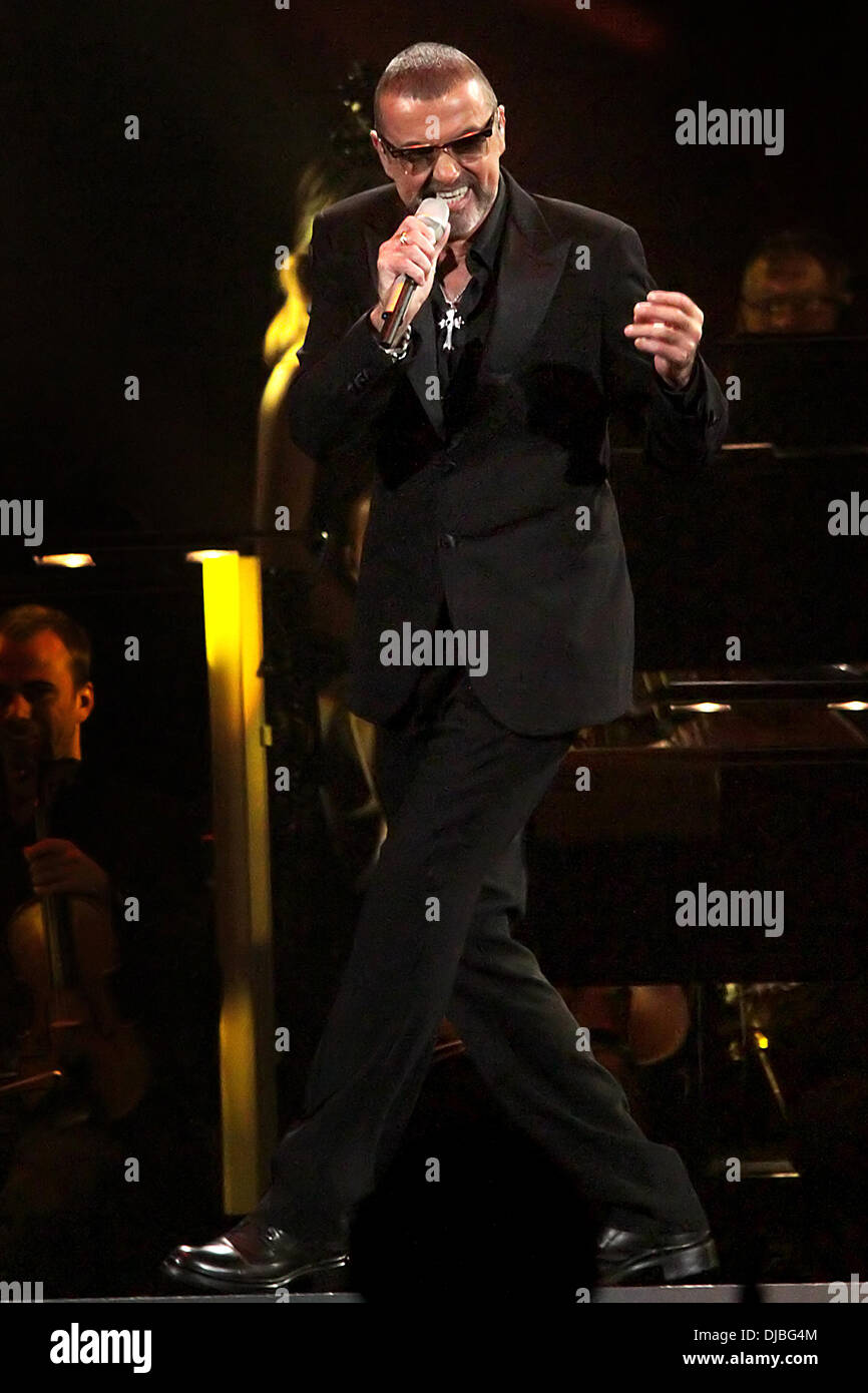 George Michael performing his Symphonica Tour at Manchester Evening ...