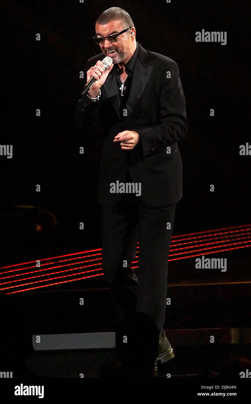 George Michael performing his Symphonica Tour at Manchester Evening ...
