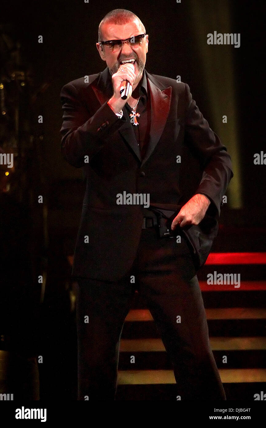 George Michael performing his Symphonica Tour at Manchester Evening ...