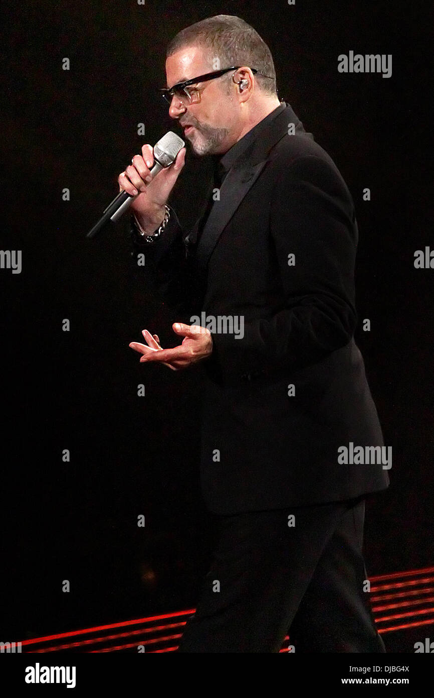 George Michael performing his Symphonica Tour at Manchester Evening ...