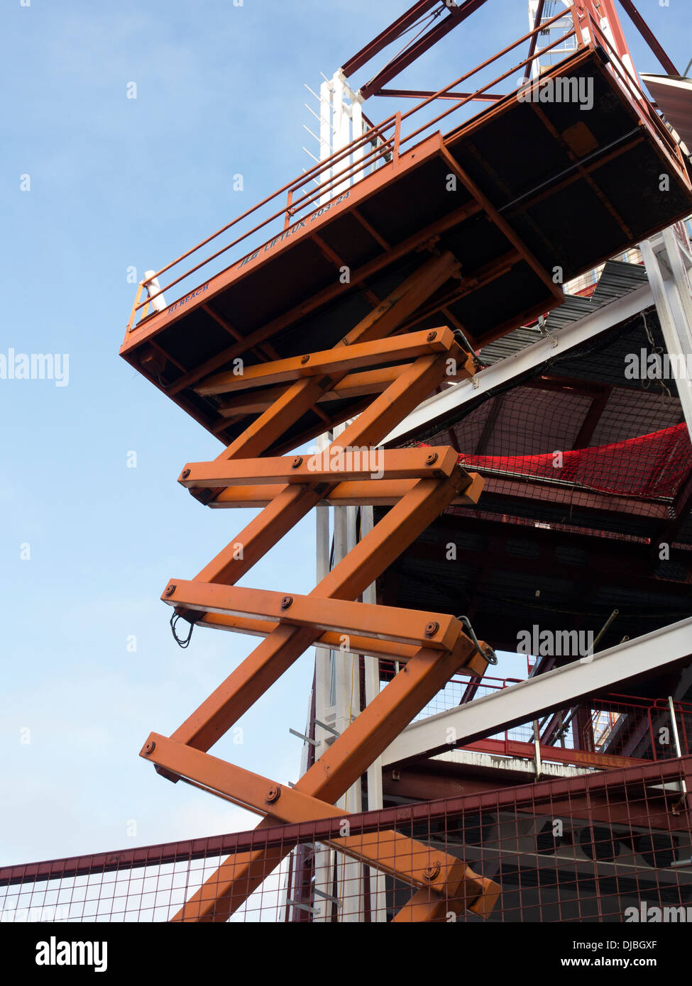 Scissor Lift Hydraulic Platform Access Building Stock Photo - Alamy