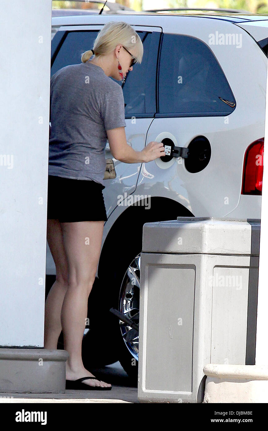 Anna Faris new mother pumping her own gas at a station in Hollywood Los ...