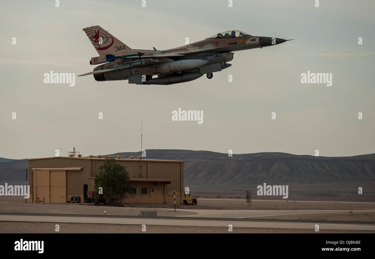 (131126) -- OVDA AIR BASE (ISRAEL), Nov. 26, 2013 (Xinhua) -- An F-16 ...