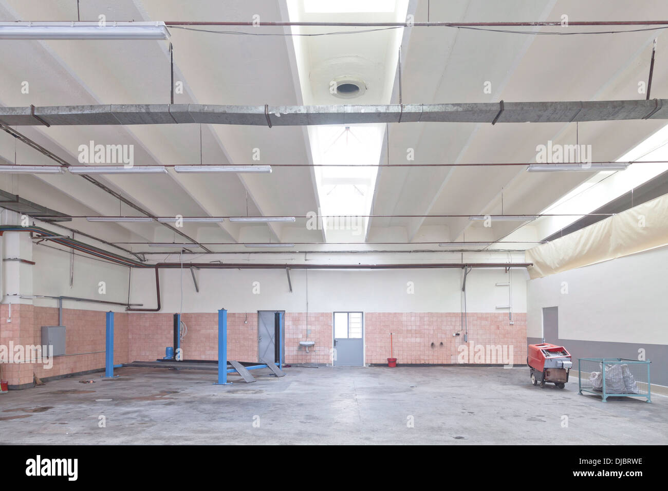 empty large hall Stock Photo - Alamy