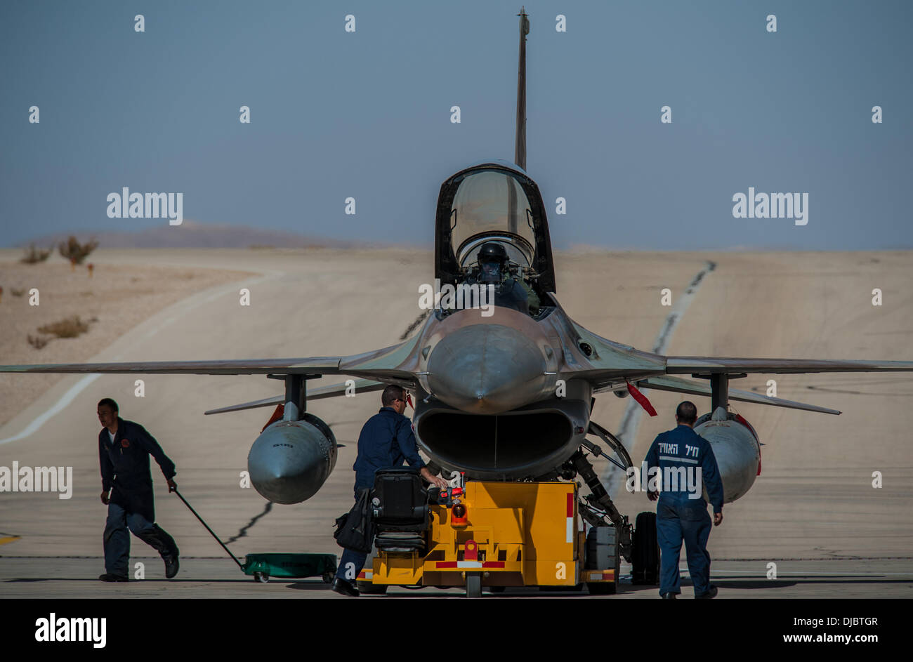 (131126) -- OVDA AIR BASE (ISRAEL), Nov. 26, 2013 (Xinhua) -- An ...