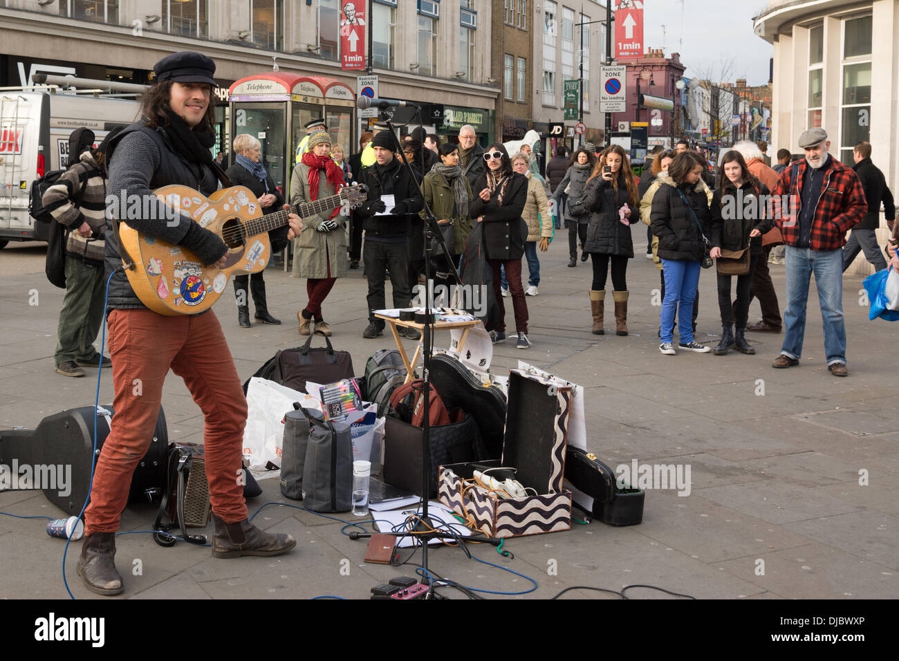 Professional musician busking london hi-res stock photography and ...