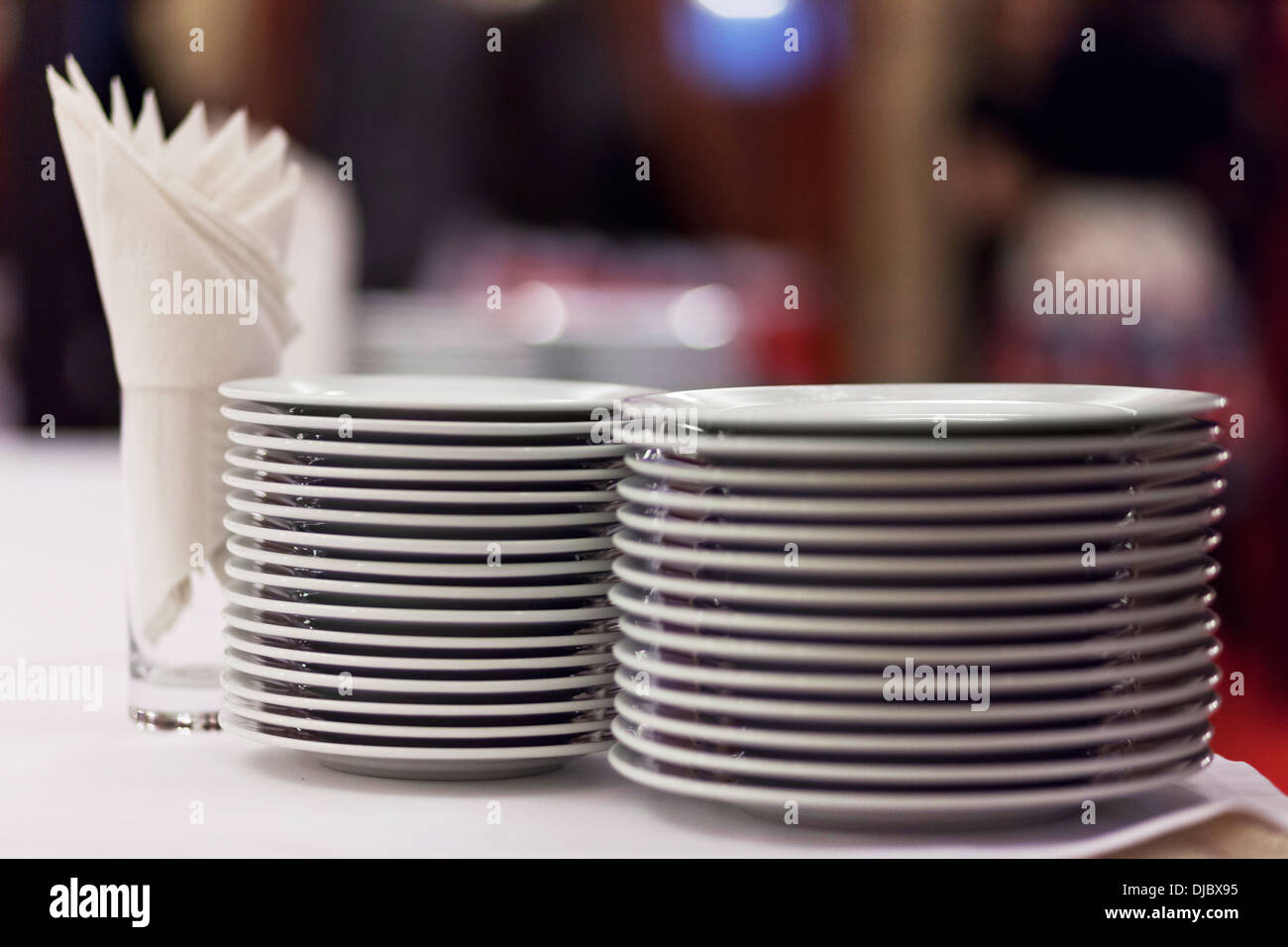Stack of plates in restaurant hi-res stock photography and images - Alamy