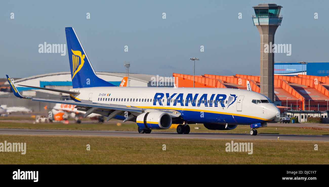 Ryanair Boeing 737 EI-EVK landing at London-Luton Airport LTN Stock ...