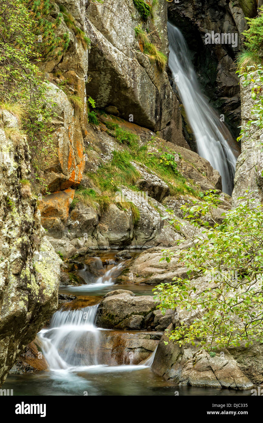 Beautiful veil cascading waterfalls, mossy rocks Stock Photo - Alamy