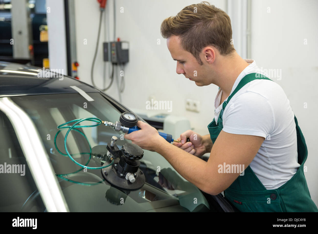 Windshield glass repair replacement shop hi-res stock photography and ...