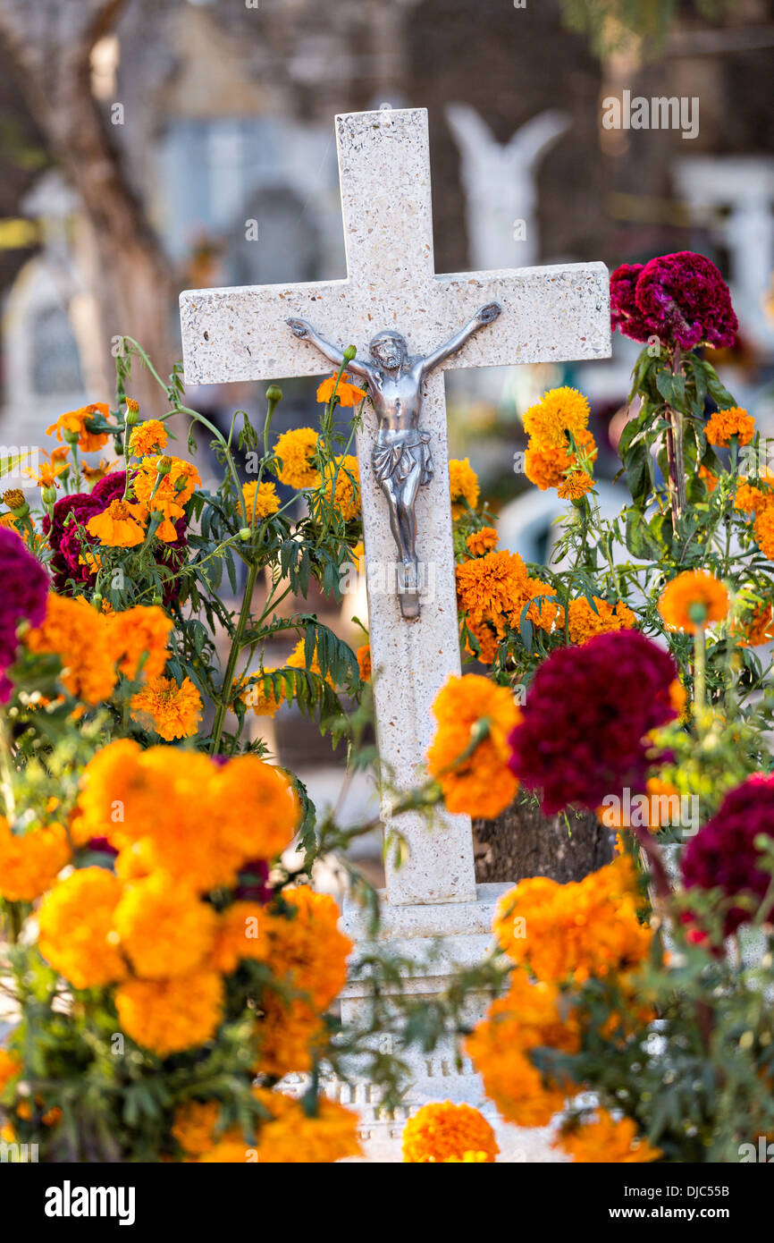 Flowers grave gravesite cemetery hi-res stock photography and images ...