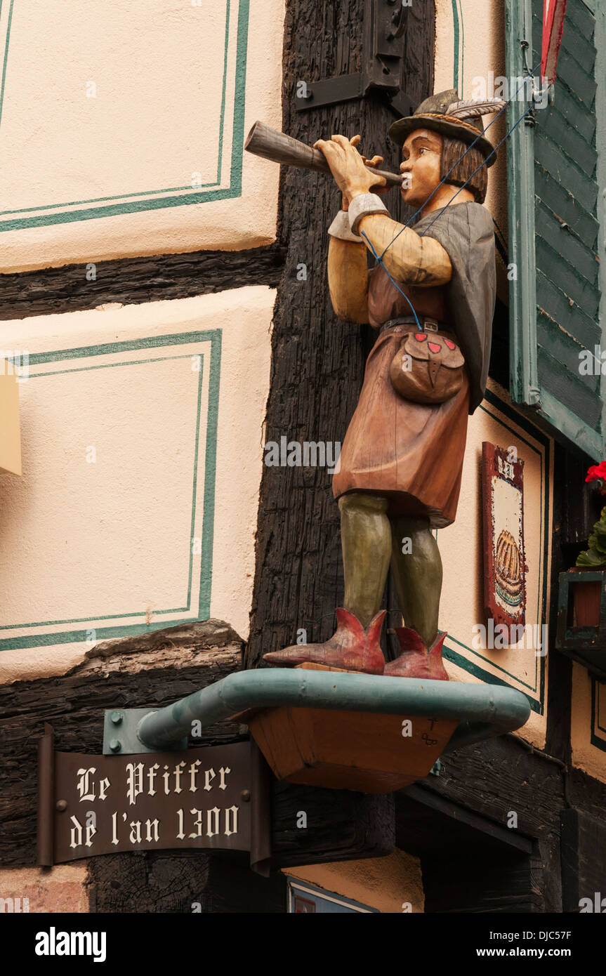 Statue flute player hi-res stock photography and images - Alamy