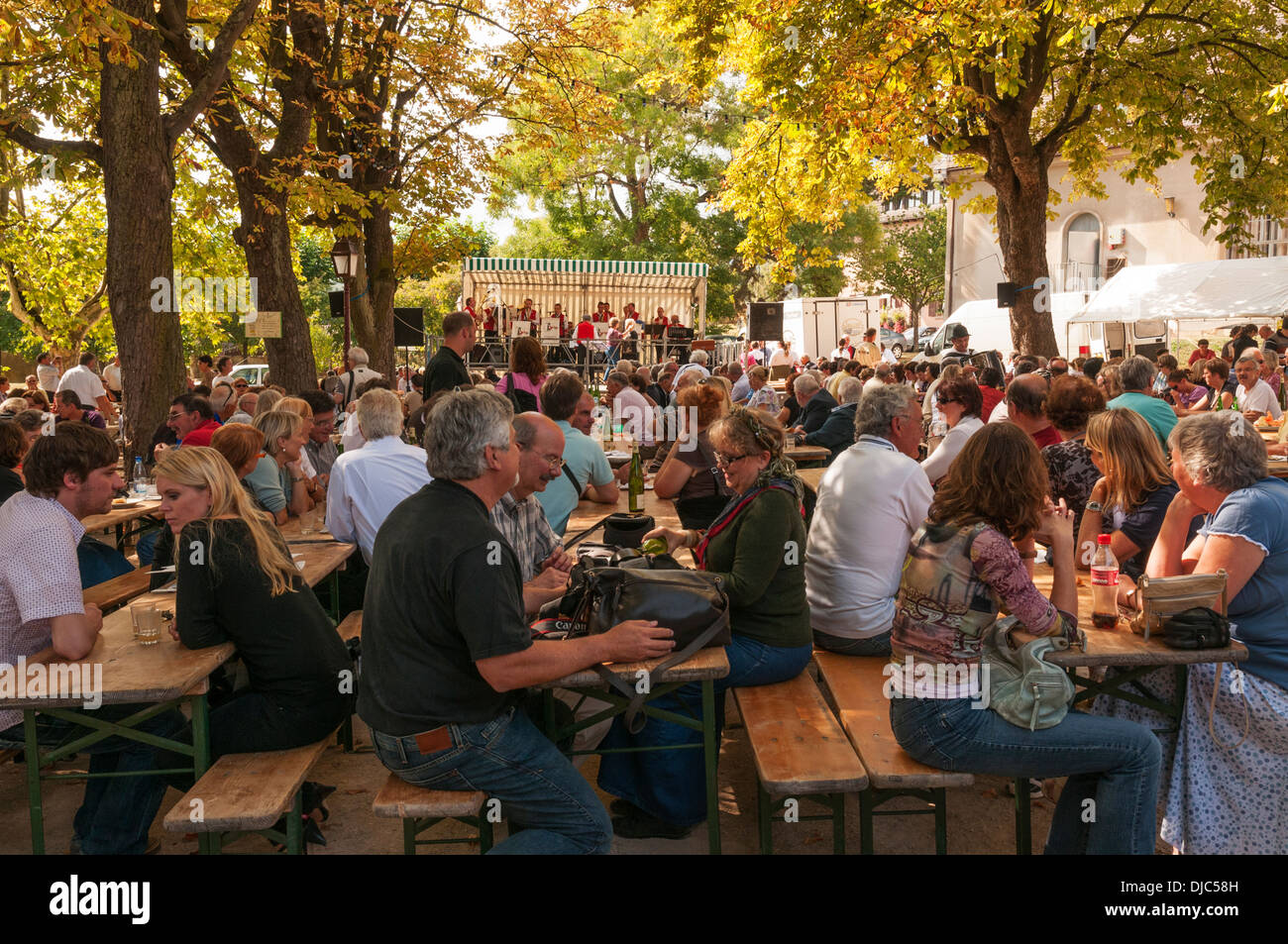 Concert crowd tables hi-res stock photography and images - Alamy