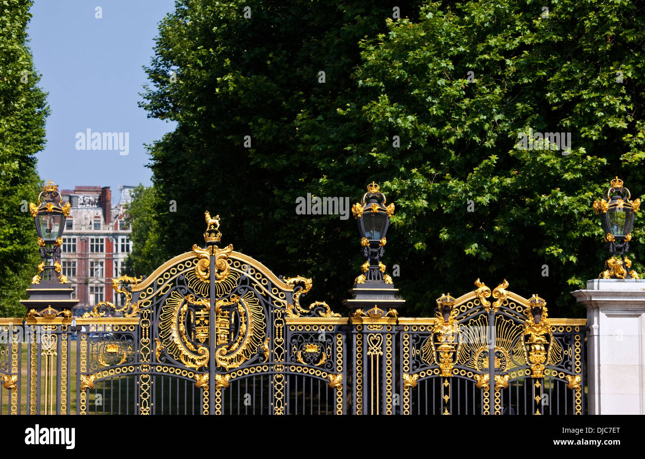Green park gates hi-res stock photography and images - Alamy
